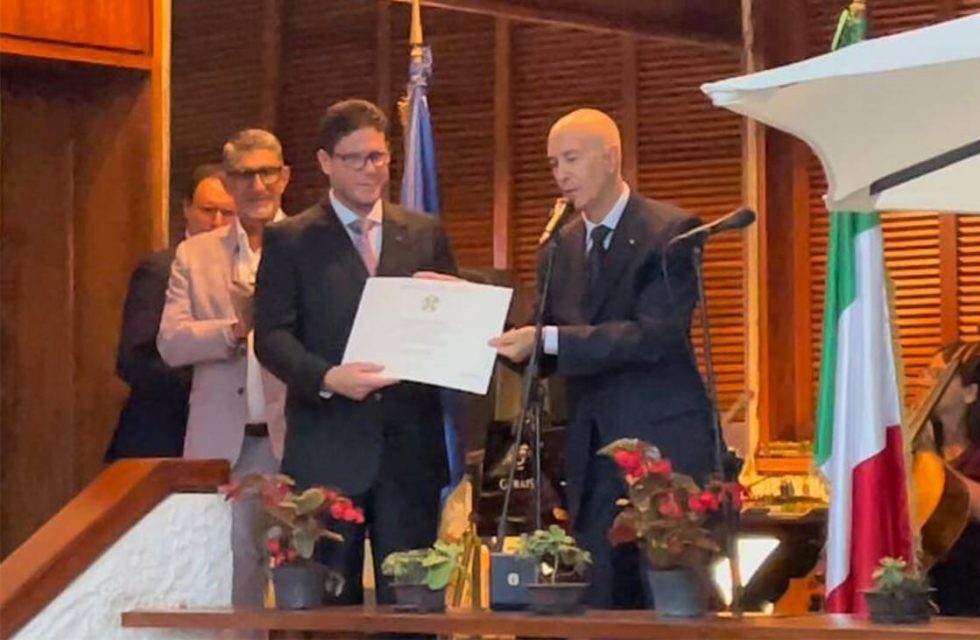 Vicepresidente de la SAV recibe orden de caballero de Italia por ...